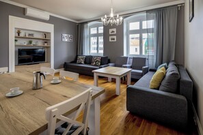 Apartamento Cidade | Sala | Televisor de ecrã plano de 37 polegadas com canais digitais 