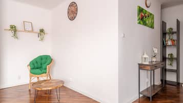 Apartamento Clássico | Sala de estar | Televisor de ecrã plano de 37 polegadas com canais digitais