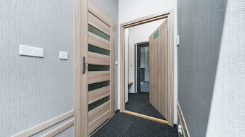 Secretária, ferro/tábua de engomar, berços/camas para crianças