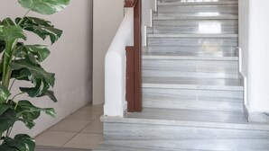 Uma escadaria com corrimão de madeira que leva a um patamar.