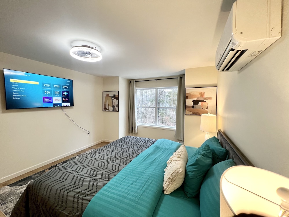 Massive 5 Bedrooms: 3king 2queen, 10 Mins To Downtown Hartford - Glastonbury, CT