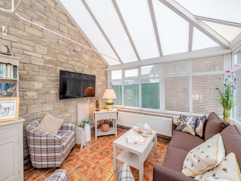 The Roddy House Is A Charming Three-bedroom Thatched Cottage In West Bay. - Bridport