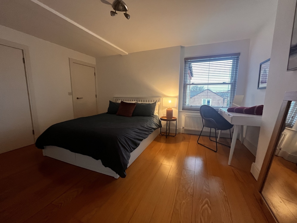 Central Windsor. Spacious King Bed Bed Flat With Terrace & Gated Secure Parking. - Windsor