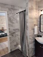 Quarto elite | Banheiro | Chuveiro, secador de cabelo, toalhas de banho, sabonete