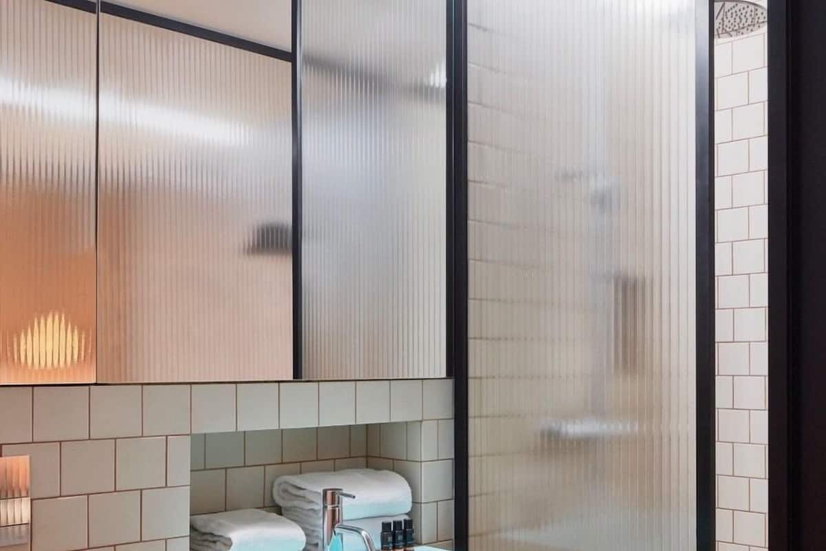 Quarto solteiro urbano, sem janelas | Roupas de cama premium, Wi-Fi de cortesia, roupa de cama