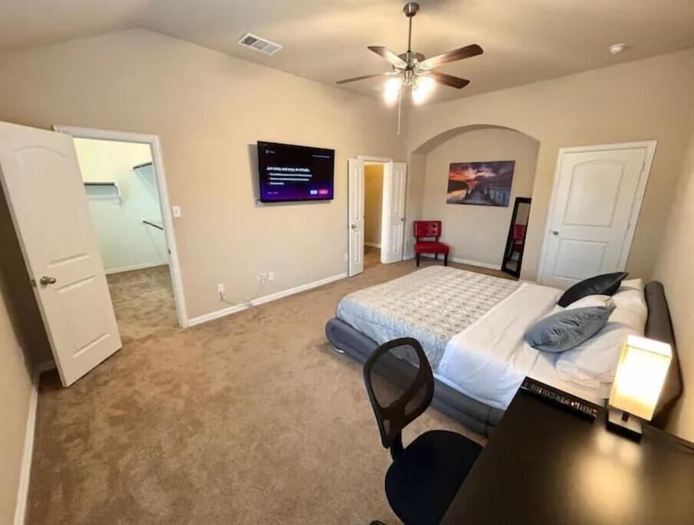 Home By Dfw Airport/ Dt Lascolinas - Grapevine, TX