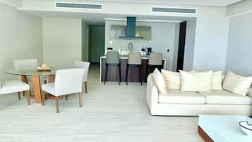 Apartamento Básico, 2 quartos | Sala de estar | TV de ecrã plano