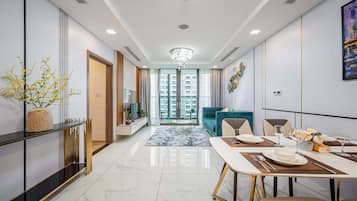 Apartamento luxo, 2 quartos, sacada, vista para a cidade | Vista do quarto
