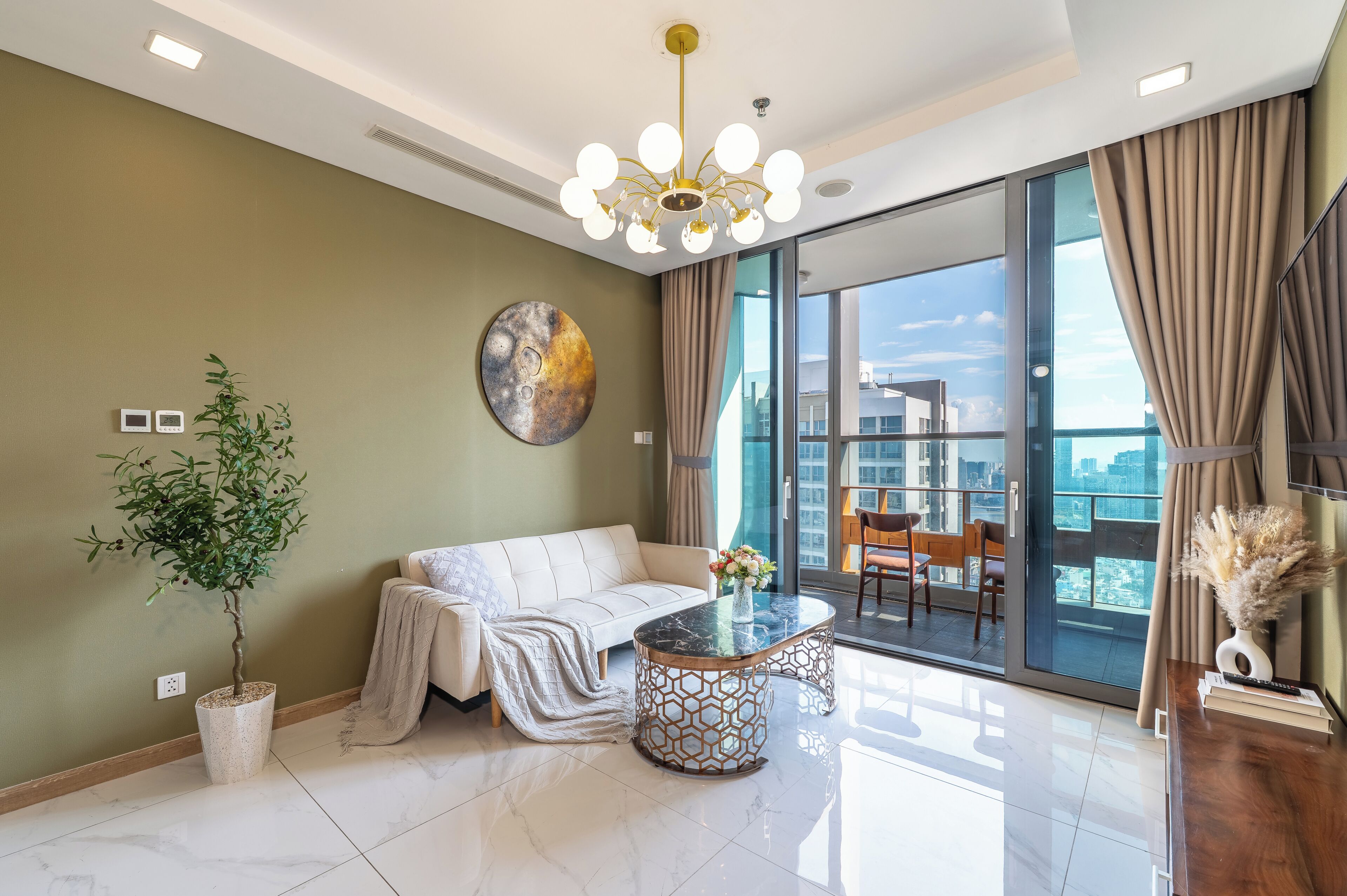 Apartamento Deluxe, 2 quartos, Vista para a cidade | Sala de estar | Smart TV de 42 polegadas com canais por cabo 