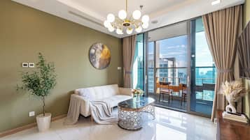 Apartamento Deluxe, 2 quartos, Vista para a cidade | Sala de estar | Smart TV de 42 polegadas com canais por cabo