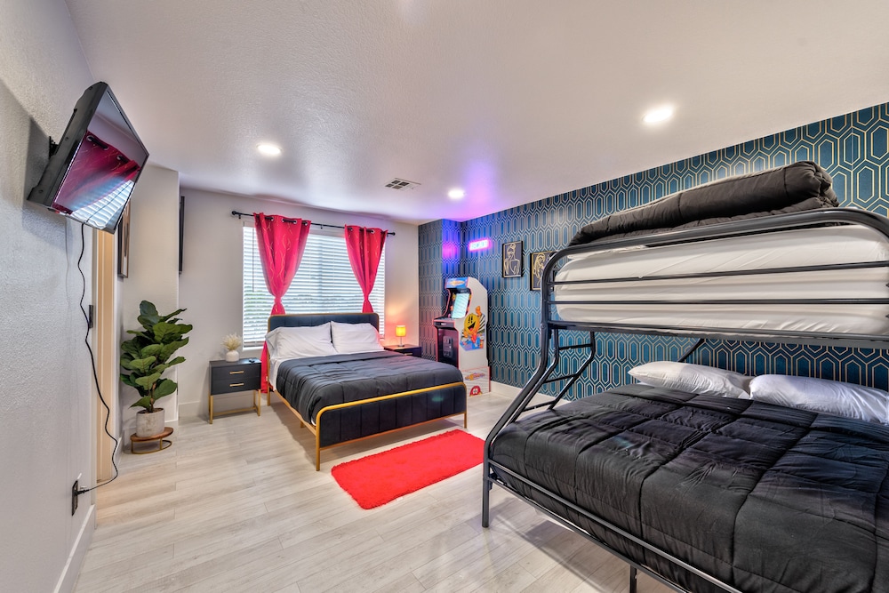 Amazing Modern House!! Big Backyard Big Pool 5 Bedrooms 2 Masters 3 Bathrooms - Las Vegas, NV