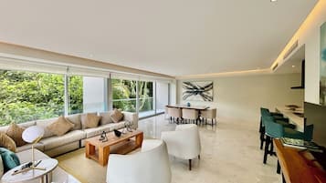 Apartamento Familiar | Sala de estar | Televisor de ecrã plano de 40 polegadas com canais digitais