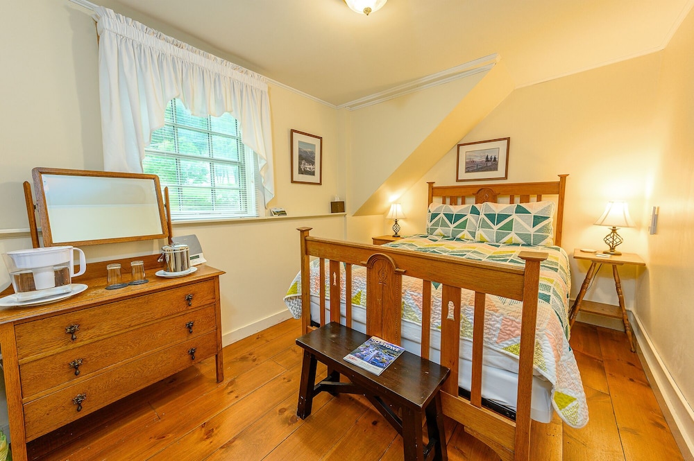 Comfortable Budget Room With Queen Bed, Street View, And All-glass Shower Stall With Full Service Breakfast Included - Stowe, VT