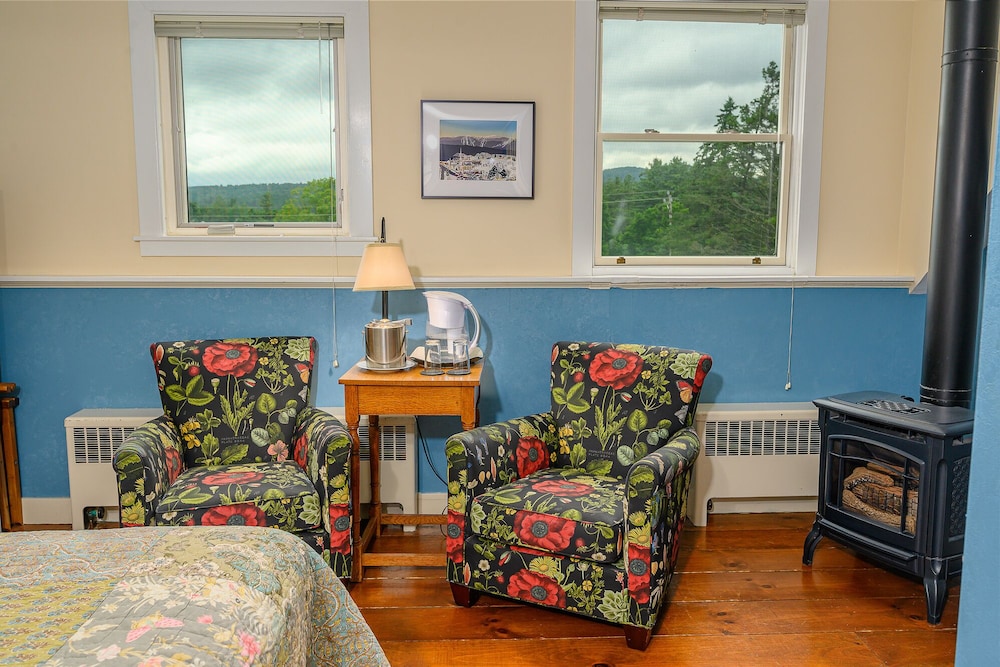 Comfortable Room With Queen Bed, A Stunning View Of Mount Mansfield, Sitting Area And A Parlor Stove With Full Service Breakfast Included - Stowe, VT