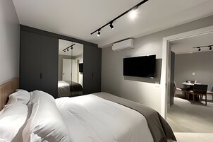 Apartamento | 2 quartos, escrivaninha, cortinas blackout