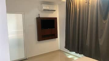 Quarto Duplo Deluxe | Sala de estar | Televisor de ecrã plano de 32 polegadas com canais por cabo