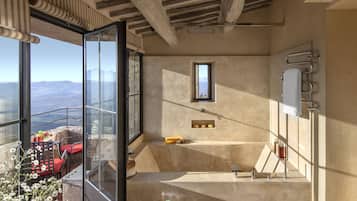 Suíte panorâmica, 1 cama King | Banheiro | Produtos de toalete grátis, secador de cabelo, roupões de banho