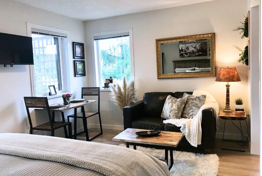 Florence Lake Garden Suite With Private Outdoor Patio With Fire Pit & Grill - Vancouver Island