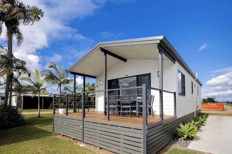 Superior Poolside 3 Bedroom Villa | TerraƧo/pƔtio interior. BIG4 Big River Holiday Park