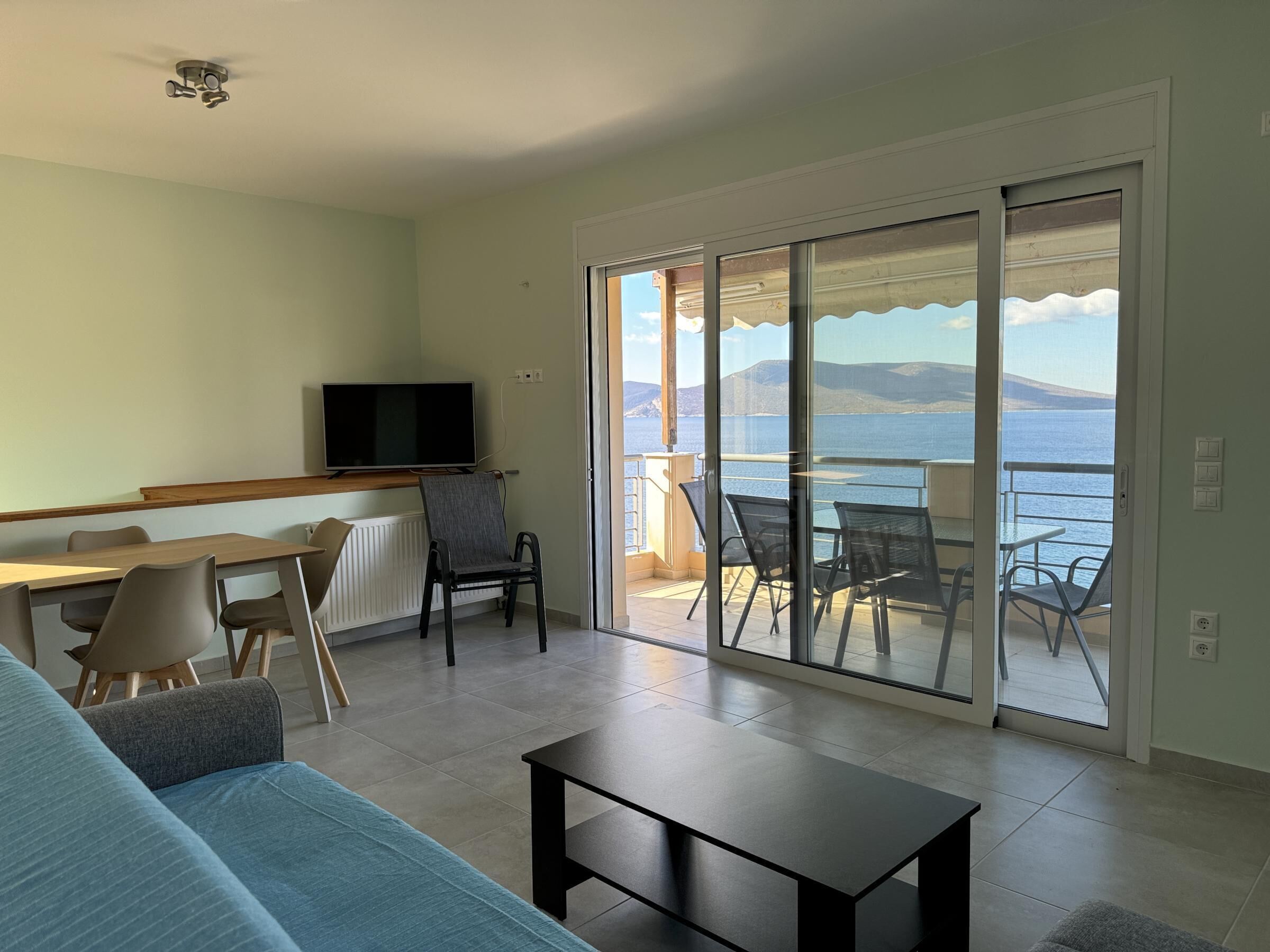 Holiday Flat In A Fantastic Location Right By The Sea, Direct Beach Access, Eubo - Marmari