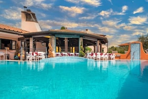 Piscina externa sazonal, funciona das 10h30 às 18h, espreguiçadeiras