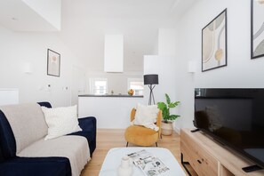 Apartamento Cidade | Sala de estar | Smart TV de 40 polegadas com canais via satélite 