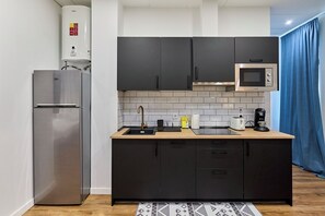 Estúdio Standard | Cozinha privada | Um frigorífico/congelador grande, um micro-ondas, uma placa de cozinha