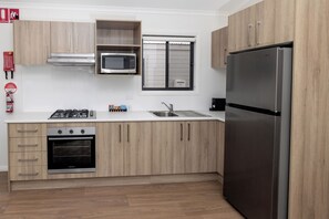 Deluxe Balcony 3 Bedroom Villa | Cozinha privada | Geladeira grande, micro-ondas, cooktop, torradeira