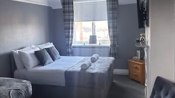 Quarto Duplo, casa de banho anexa | 1 quarto, Wi-fi grátis, roupa de cama fornecida