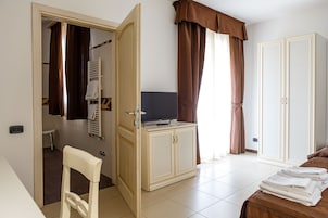 Quarto triplo standard | Frigobar, cofres nos quartos, escrivaninha, cortinas blackout