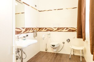 Quarto triplo standard | Banheiro | Secador de cabelo, chinelos, bidê, toalhas de banho