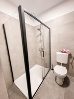 Apartamento família, 2 quartos, terraço | Banheiro | Chuveiro, chuveiro com efeito de chuva, secador de cabelo 