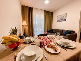 Apartamento superior | Área de estar | TV LCD 43 polegadas com canais via satélite