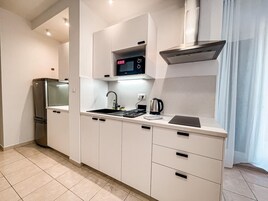 Apartamento família, 2 quartos, terraço | Cozinha privada | Geladeira grande, micro-ondas, cooktop, chaleira elétrica