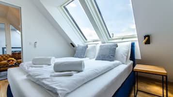 1 quarto, cofre com capacidade para portátil, secretária