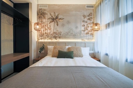 Quarto Duplo Comfort | Edredões de penas, secretária, Wi-fi grátis, roupa de cama fornecida