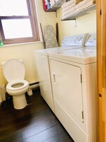 Um polibã, sabão, champô, papel higiénico 