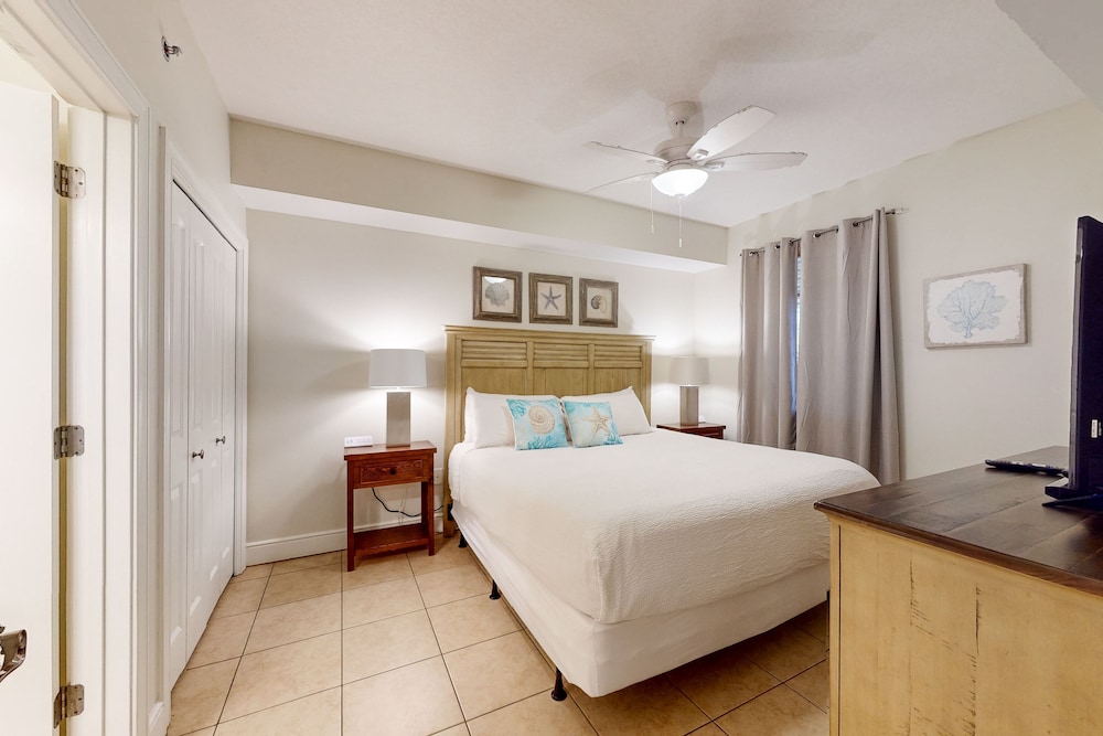 Beachfront condo with balcony, hot tub, pool, gym, open layout, W/D ...