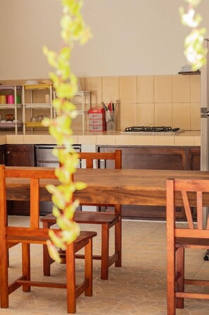 Fogão, torradeira, liquidificador, produtos de limpeza