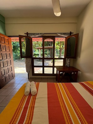 Quarto Clássico, adaptado para pessoas com dificuldades auditivas, vista para o pátio | Wi-fi grátis, roupa de cama fornecida 