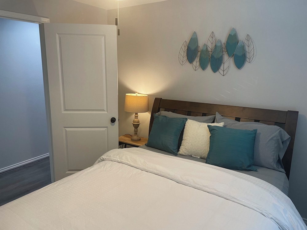 Cozy Two Bedroom Home Minutes From Downtown - Houston, TX