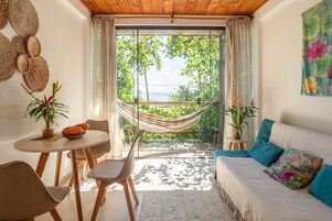 Apartamento | Sala de estar | TV de ecrã plano, escritórios, monitores 