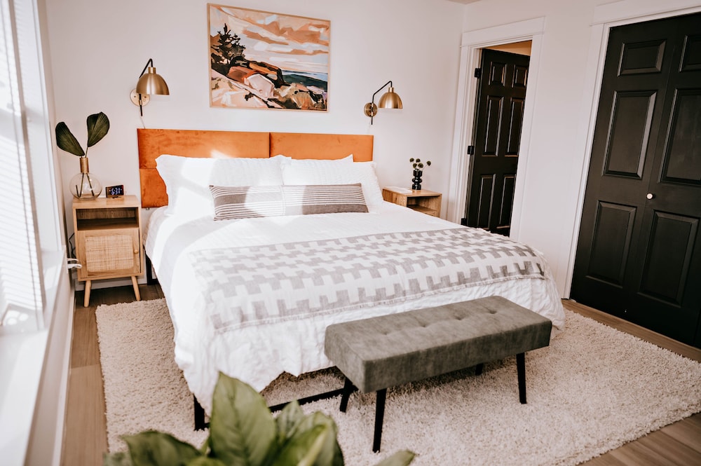 Laneda Landing: Modern, Hot Tub, off Main street in Manzanita ...