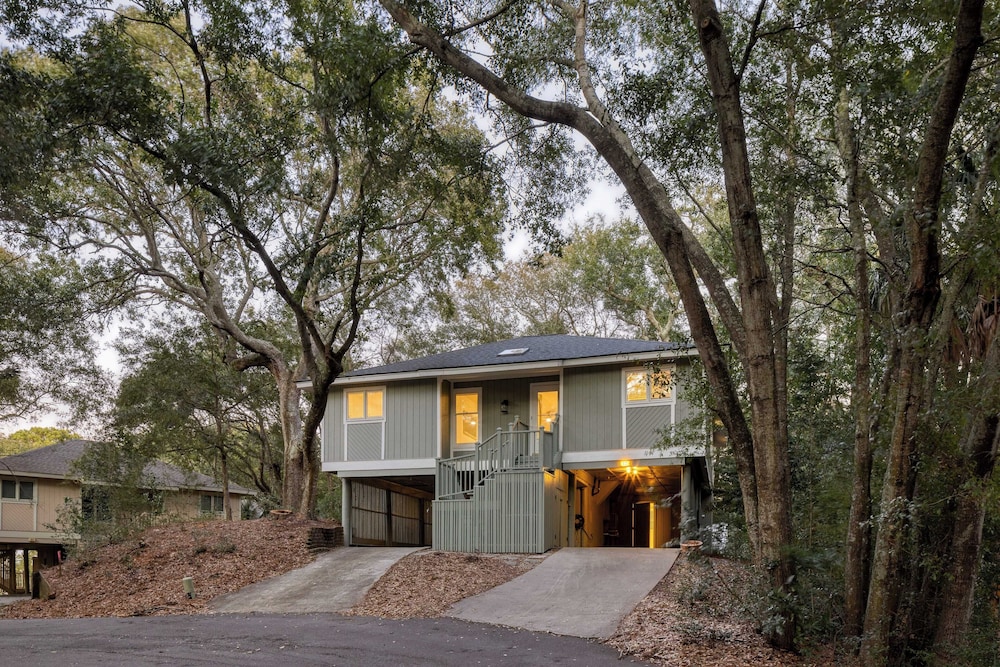Conch Cottage By Avantstay Walk To Beach, Deck, Fireplace, Outdoor Dining - Mount Pleasant, SC