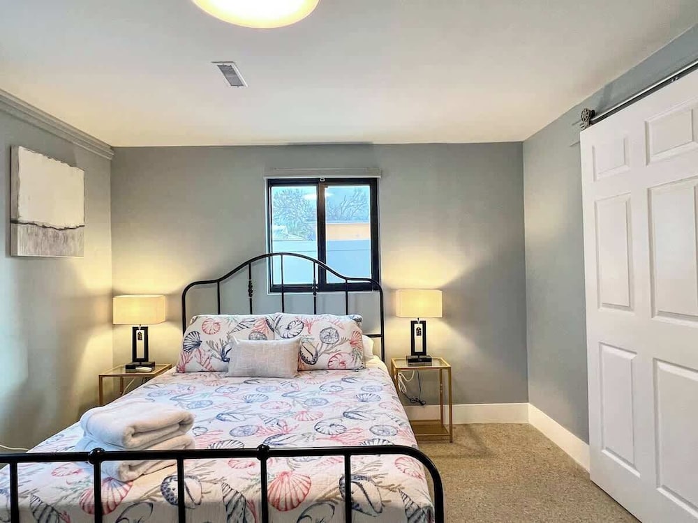 Modern Beach Cottage | Steps To The Beach | Bikes - Clearwater, FL