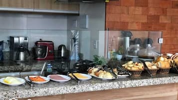 Café da manhã com buffet grátis todos os dias