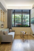 Apartamento luxo, 1 quarto | Sala de estar | Smart TV 40 polegadas com canais a cabo, Netflix, serviços de streaming