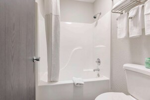 Quarto, 2 camas Queen, para fumantes (Efficiency) | Wi-Fi de cortesia