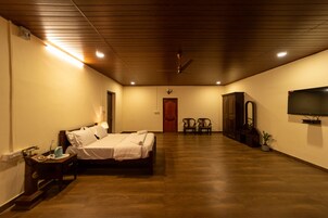 Quarto luxo | Escrivaninha, quartos à prova de som, camas extras/dobráveis (sobretaxa)