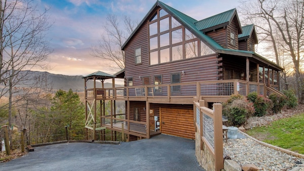 Misty Mountain By Avantstay Hot Tub, Mountain Views, Theater, Pool Table - Gatlinburg, TN